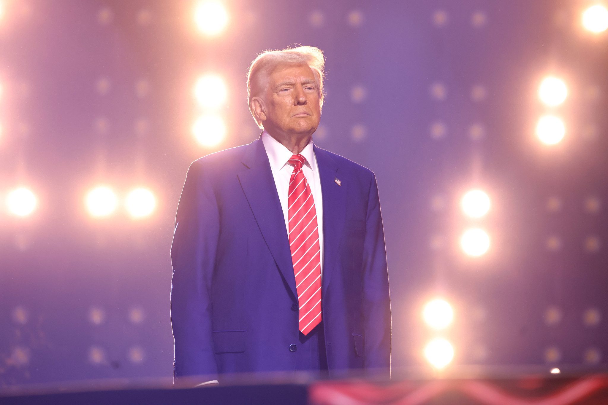 Trump toma posse sob o espectro do nacionalismo e identitarismo branco