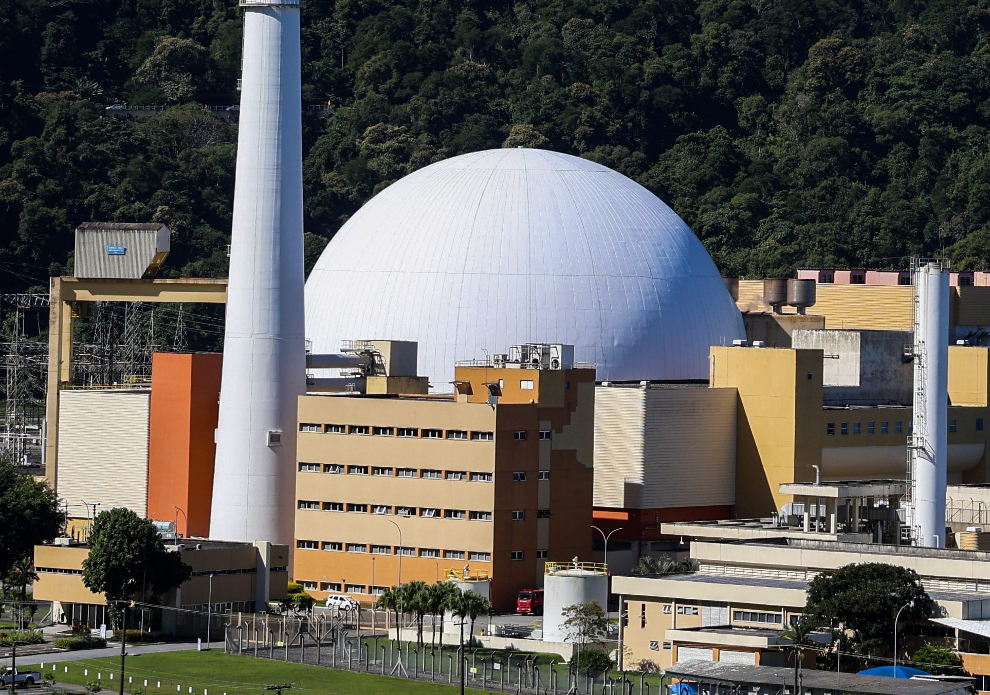 Usina De Energia Atomica Missão Da Agência De Energia Atômica Chega